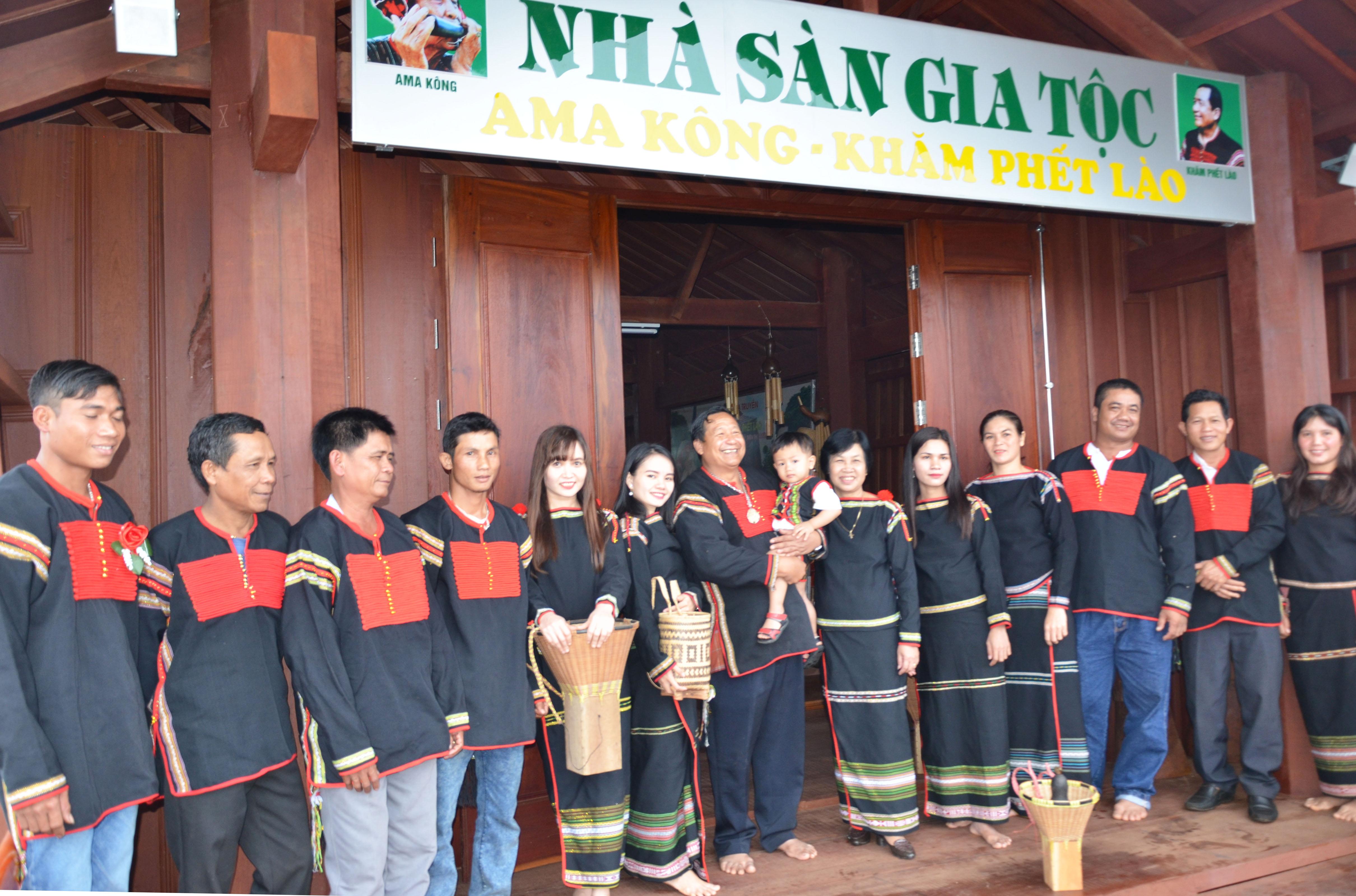 Khăm Phết Lào, con trai vua voi Amakong: Độc đáo chàng doanh nhân thầy thuốc 'đặc sản Tây Nguyên ...